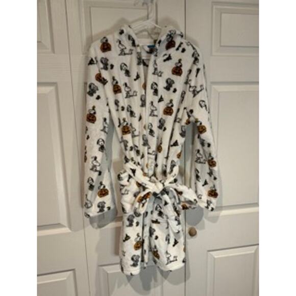 Peanuts | Intimates & Sleepwear | New Peanuts Snoopy Plush Hooded Robe ...